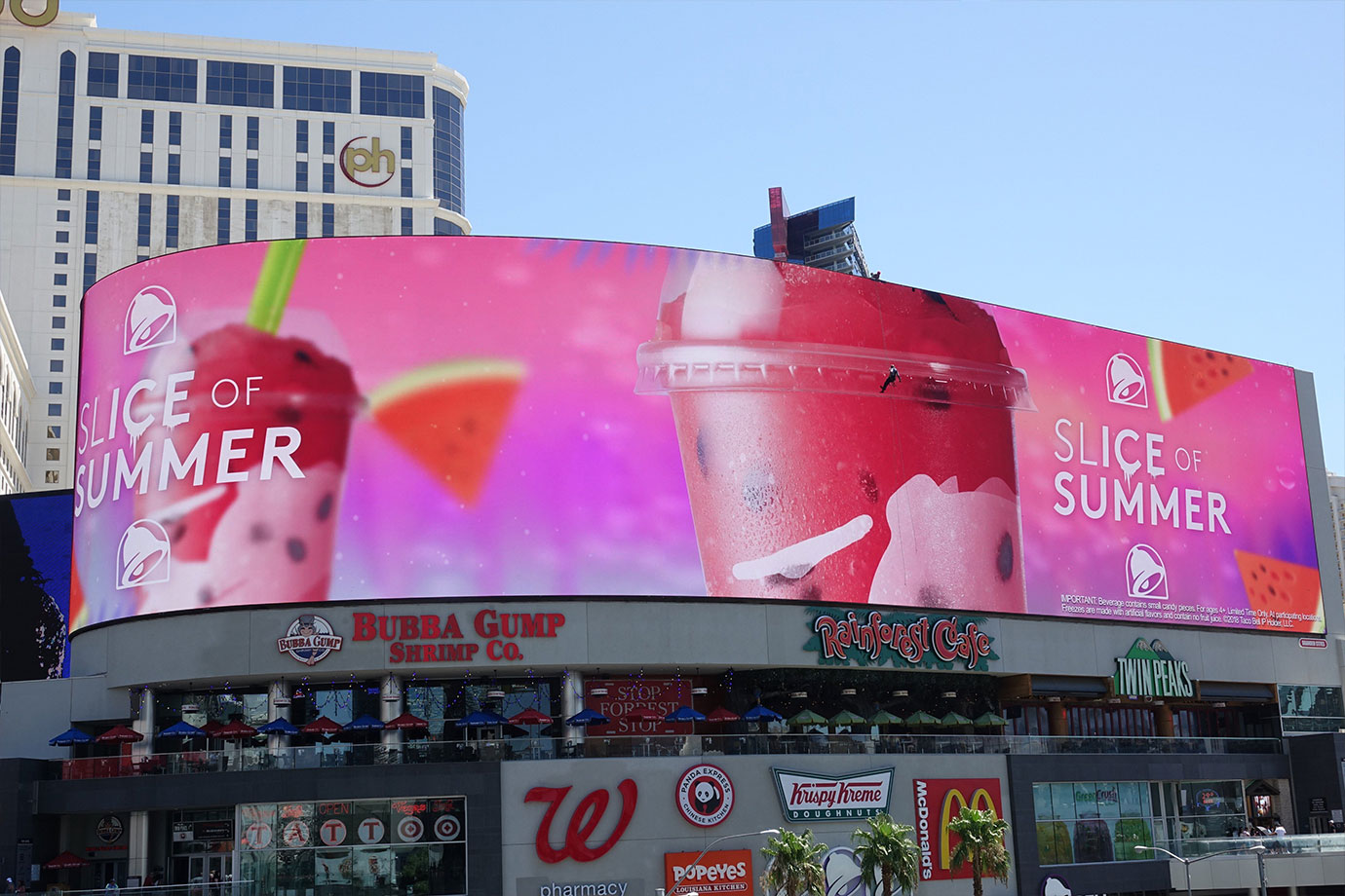 Outdoor P3.91 Curved LED Display: Redefining Outdoor Visuals - GoldLuck LED
